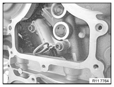 BMW 7 Series - Removing Hydraulic Chain Tensioner For Timing Chains On ...